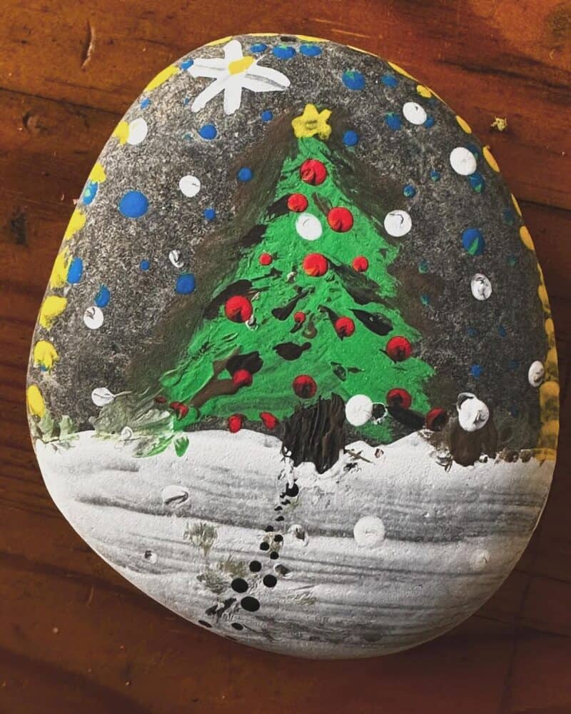 45 FESTIVE DIY CHRISTMAS ROCK PAINTING IDEAS - Stylin by Sarita