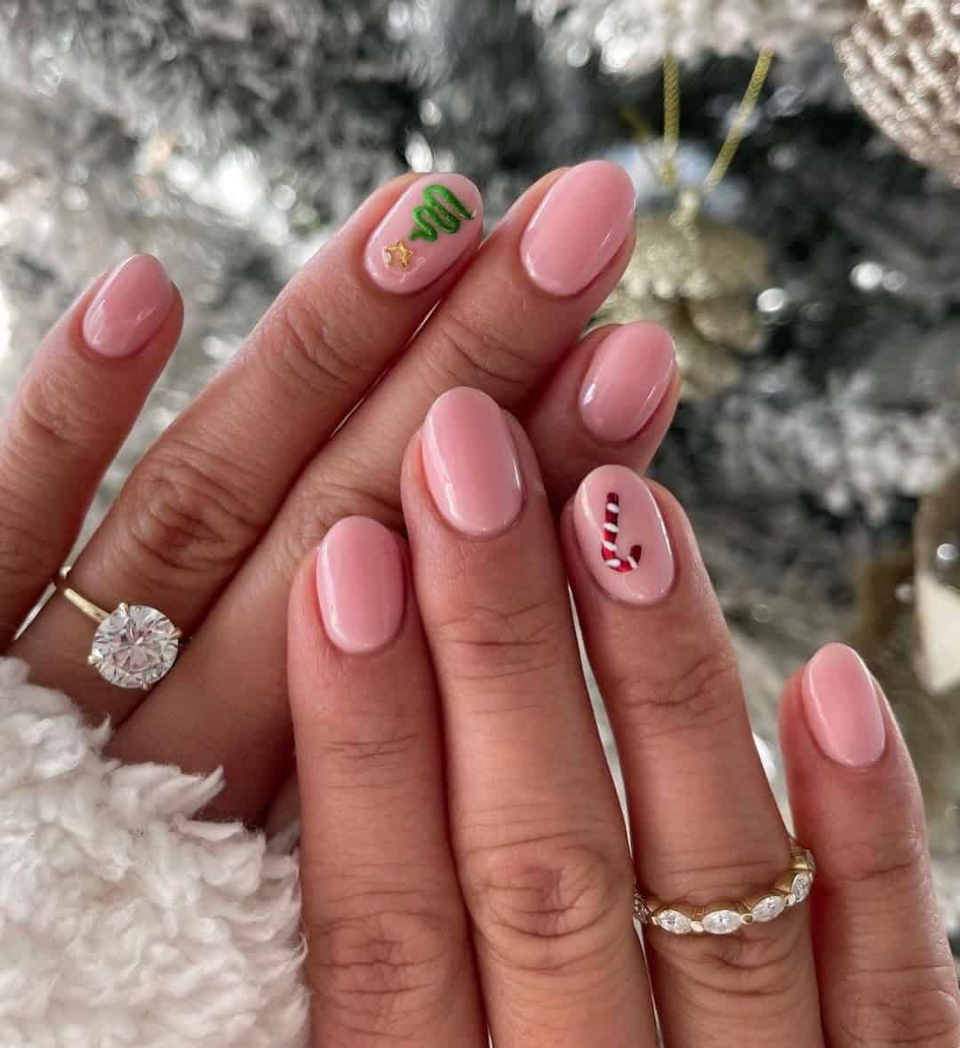 47 IRRESISTIBLE CHRISTMAS NAILS YOU'LL WANT TO COPY - Stylin by Sarita
