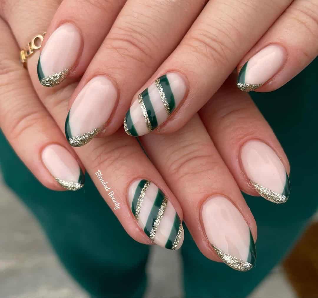 37 STUNNING SHORT CHRISTMAS NAILS YOU'LL LOVE - Stylin by Sarita