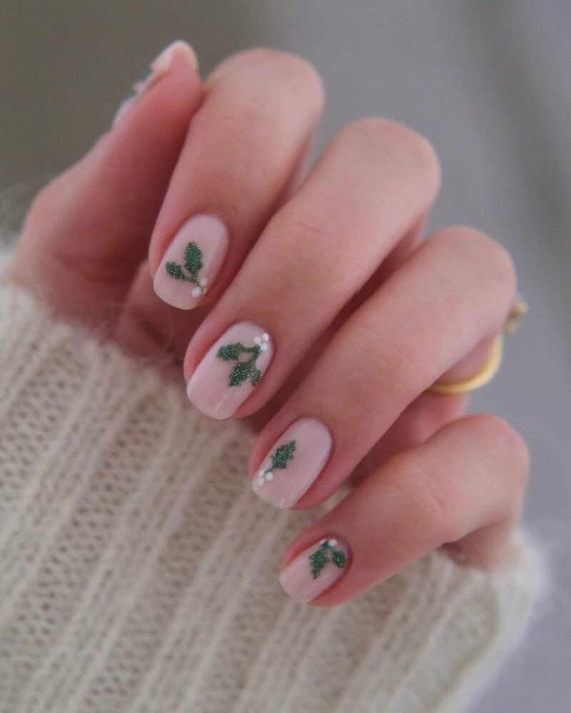 37 STUNNING SHORT CHRISTMAS NAILS YOU'LL LOVE - Stylin by Sarita