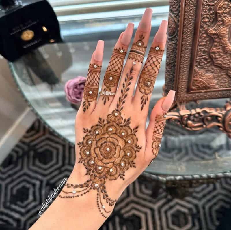 30+ INSANELY CUTE AND TRENDY MEHNDI DESIGNS FOR EID - Stylin by Sarita