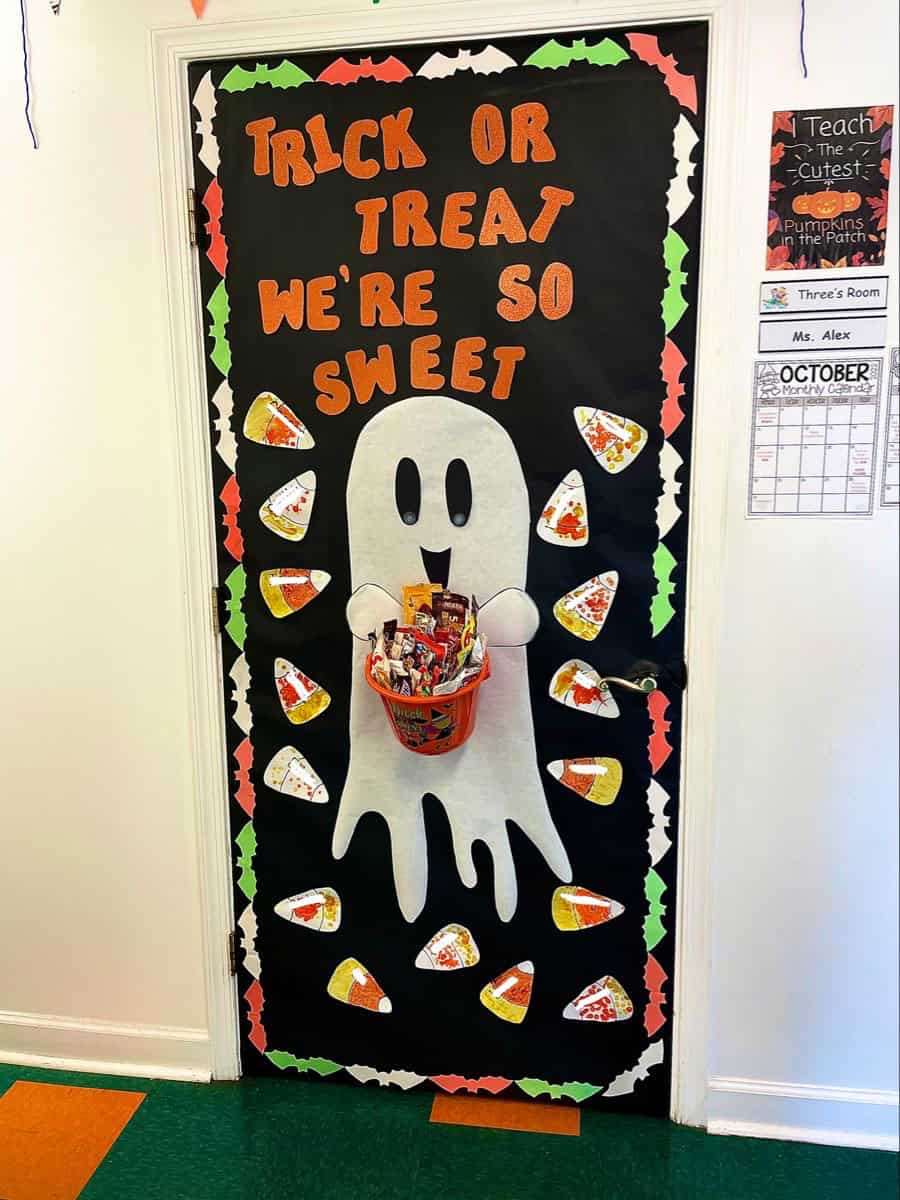 37 SPOOKY AND CUTE HALLOWEEN DOOR DECORATIONS - Stylin by Sarita